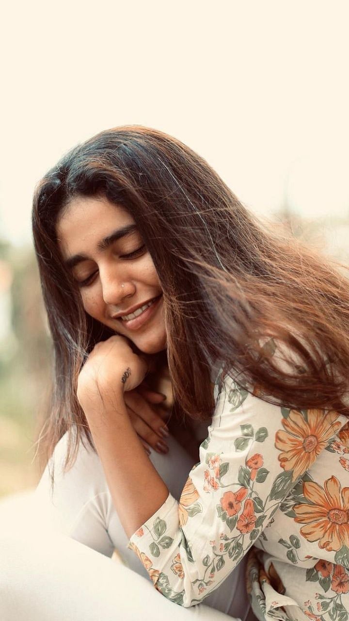 Priya Varrier: क्या खूब लगती हो बडी सुंदर दिखती हो! विंकगर्लचा निरागस लूक एकदा पाहाच... priya ...