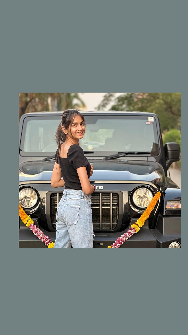 'नाव लक्षात ठेवा'; सृष्टीच्या नव्या कोऱ्या कारसोबतचे फोटो व्हायरल ...