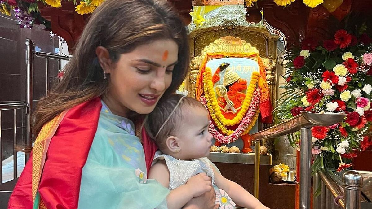 प्रियंका सह लेक मालतीही सिद्धिविनायकाच्या चरणी लीन; घेतले लाडक्या ...