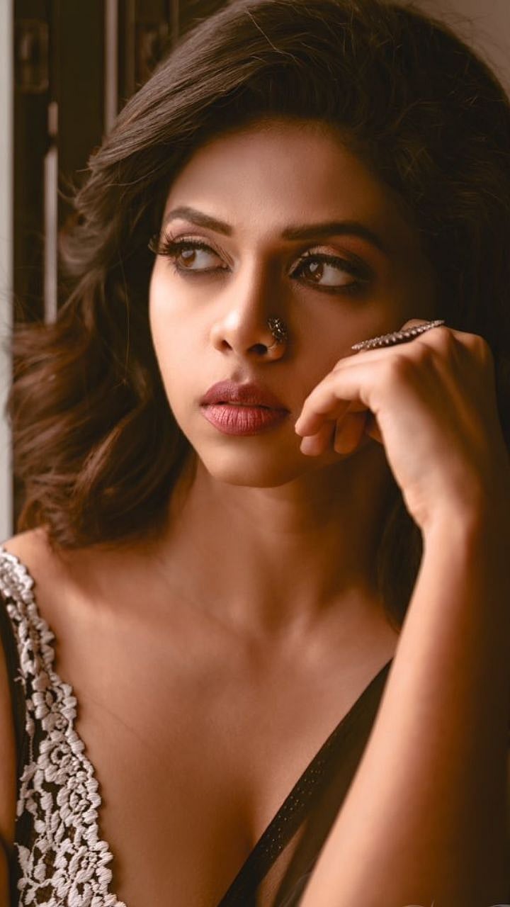 ऋतूजाची तिरछी नजर, करतेय चाहत्यांच्या काळजात घर- Rutuja Bagwe Photo ...