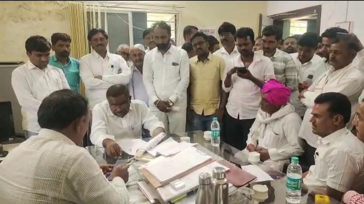 Beed News: बीडच्या कृषी कार्यालयात जोरदार राडा : mla and local gunda ...