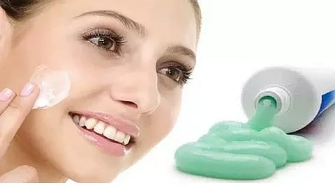 Toothpaste For Skin : पिंपलपासून सुटका मिळवण्यासाठी टूथपेस्ट हॅक फॉलो ...
