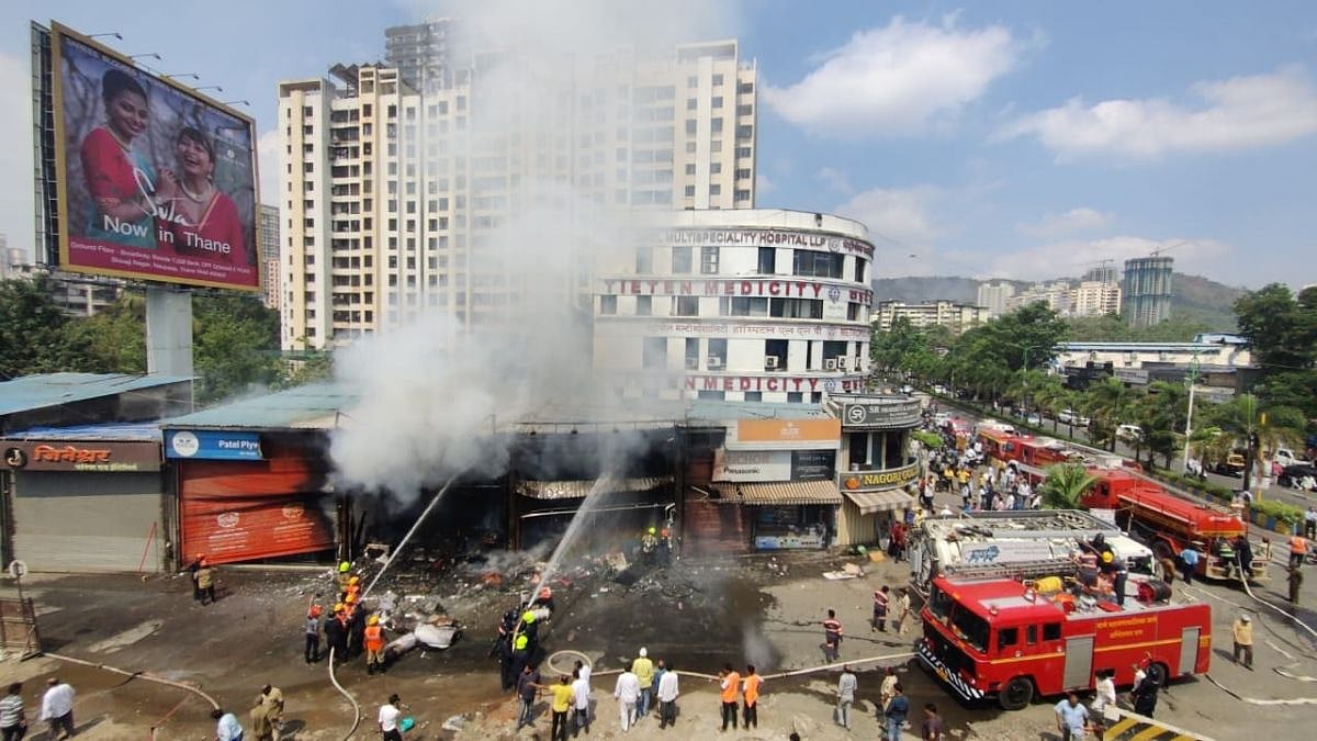 manpada fire news I ठाण्यातील मानपाडा नाक्यावर भीषण आगीत दुकान जळून खाक ...