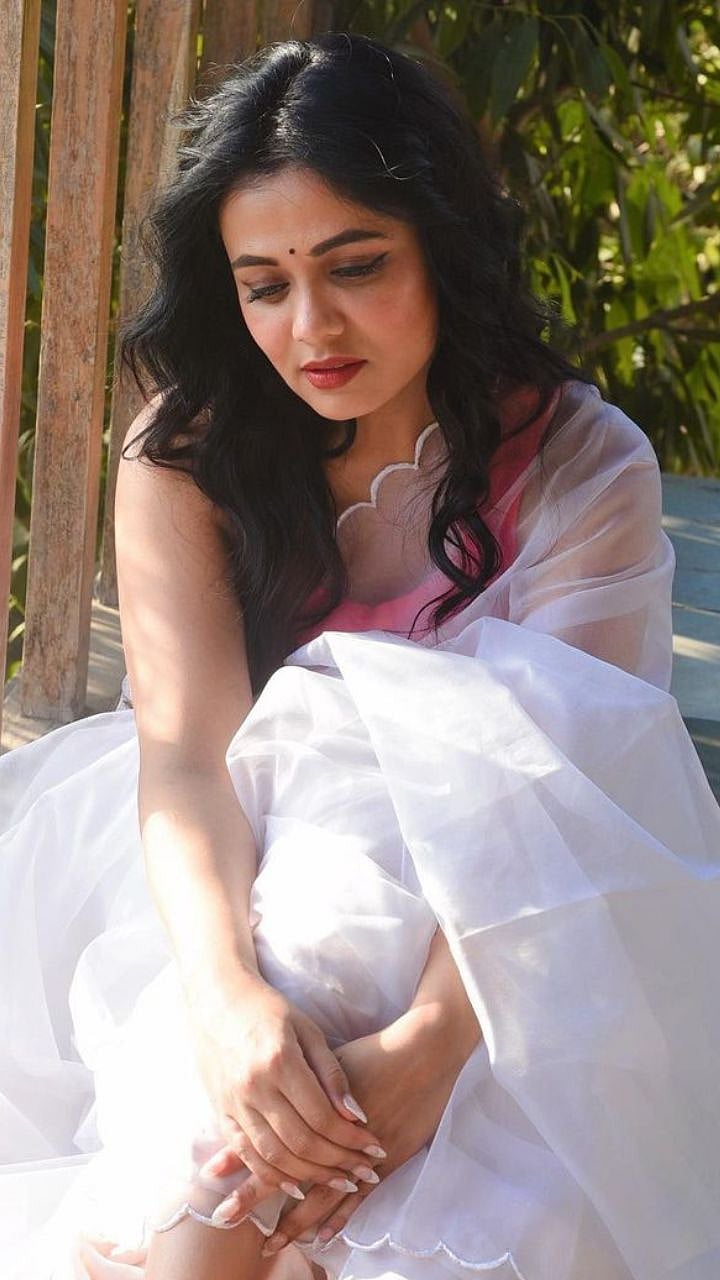 सोज्वळ लूक अन् कातिल अदा प्रार्थनाच्या अदांवर नेटकरी फिदा! | marathi actress prarthana behere ...