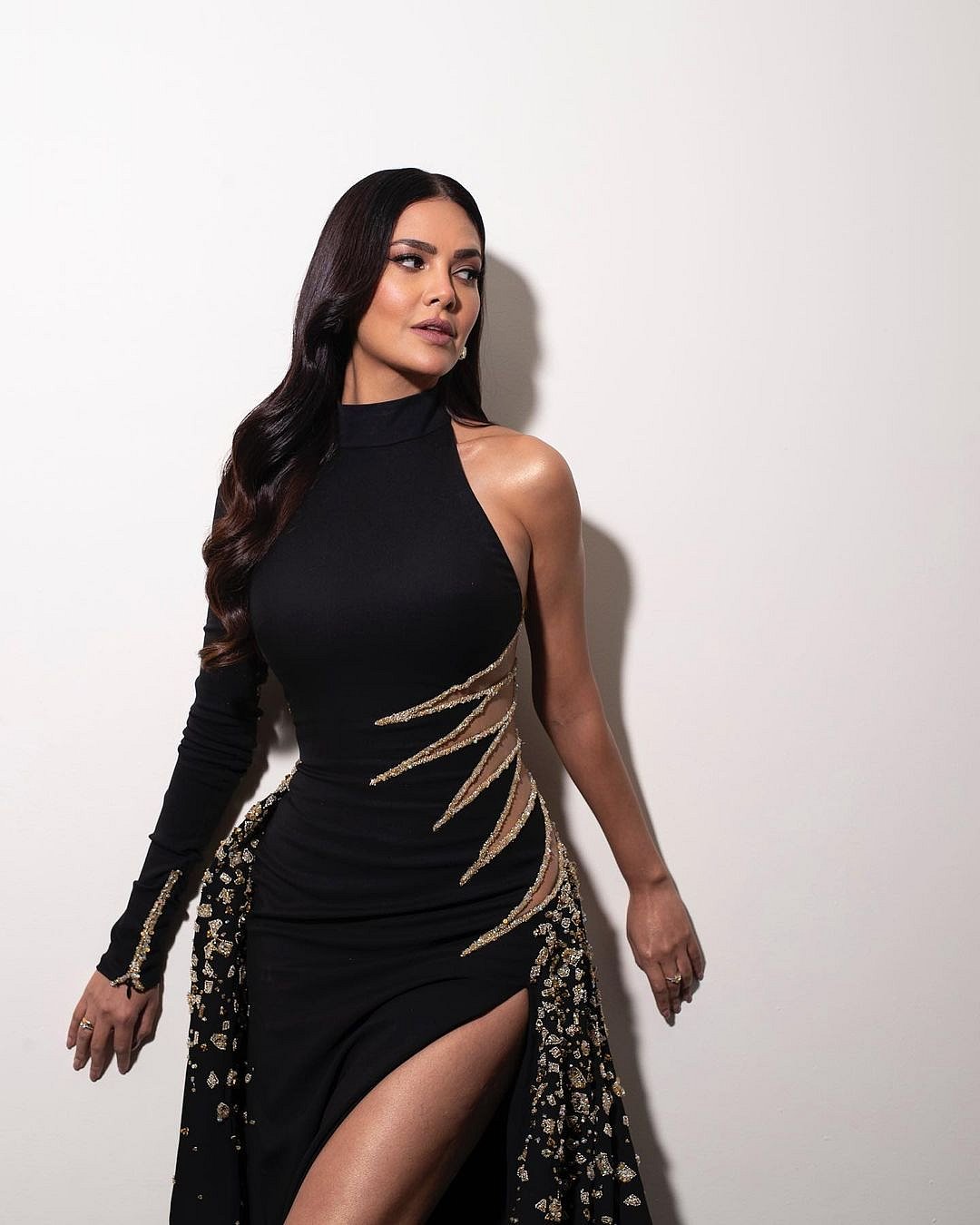 Esha Gupta| बॉडीकॉन ड्रेसमध्ये ईशा गुप्ताचं हॉट फोटोशूट, फॅन्स क्लीन बोल्ड