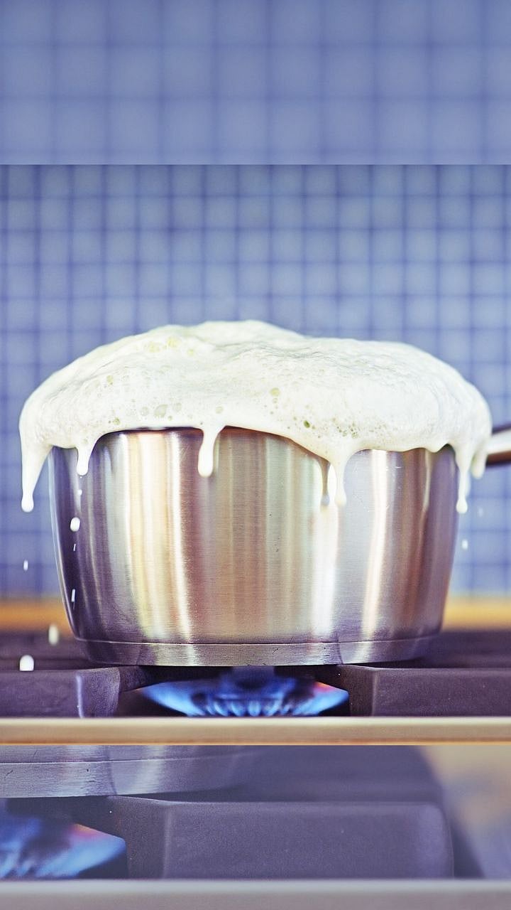 Milk Boiling Facts : दूध जास्त उकळल्यावर भांड्याबाहेर का येतं? - Why ...