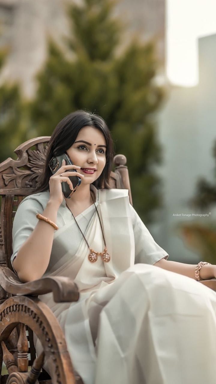 Nirmla Navale Sarpanch Karegaon Photos: राजकारणातलं रुबाबदार सौंदर्य ...