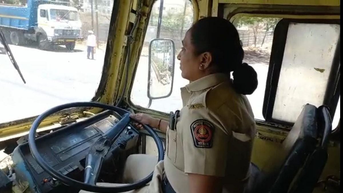 लालपरीच्‍या स्टिअरिंगवर महिला चालक; नाशिक ते सिन्नर मार्गावर चालविली बस - lady driver at the ...