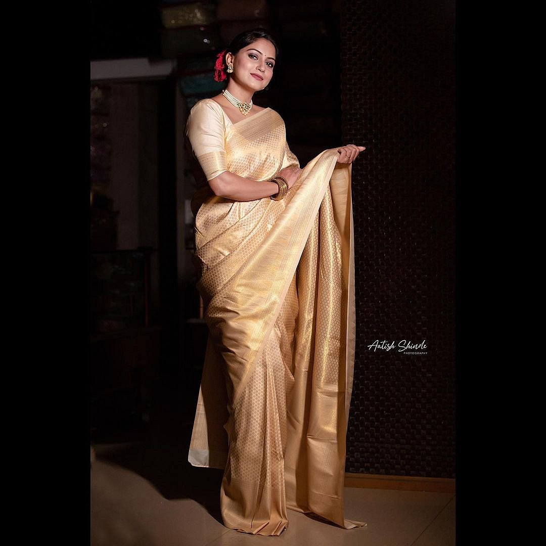 Namrata Pradhan : केसात माळले गुलाबाचे फुल, नम्रताच्या नजरेने ...