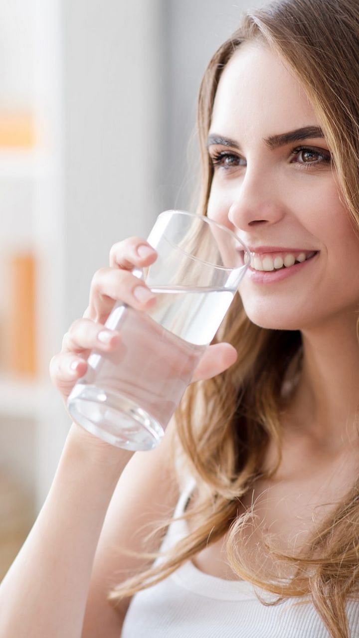 Dehydration In Winter Season : हिवाळ्यात पाणी कमी पिताय? आरोग्याला होऊ ...
