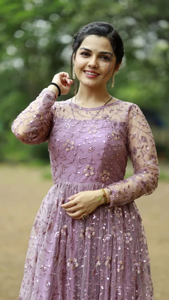 Aarya Ambekar | पाहूनी गं सखे सुंदरी, हे विश्वचं जणु मनोहर - aarya ...