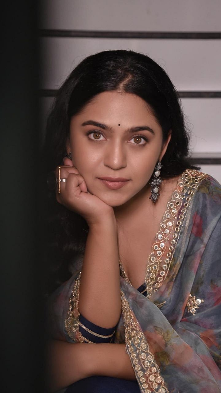 Mrunmayee Deshpande | तुझ्या भुवयांची नाजुक वळणे अन् अलगद ओठांचे हसणे - Mrunmayee Deshpande ...