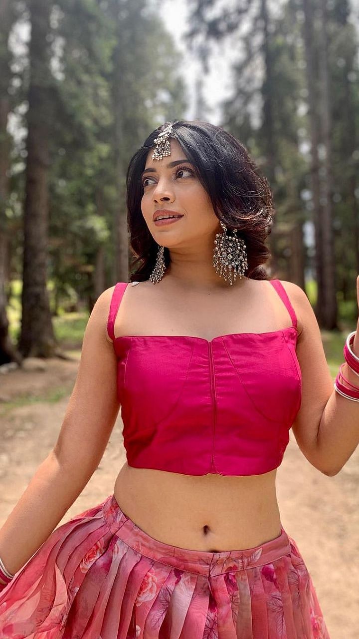 Ruchira Jadhav Photoshoot: गुलाबी सौंदर्याची हवा; रुचिराचा खास लूक ...