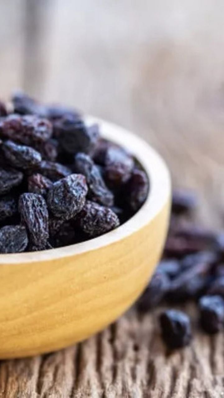Black Raisins Benefits: काळे मनुका खाण्याचे फायदे? | health benefits of ...