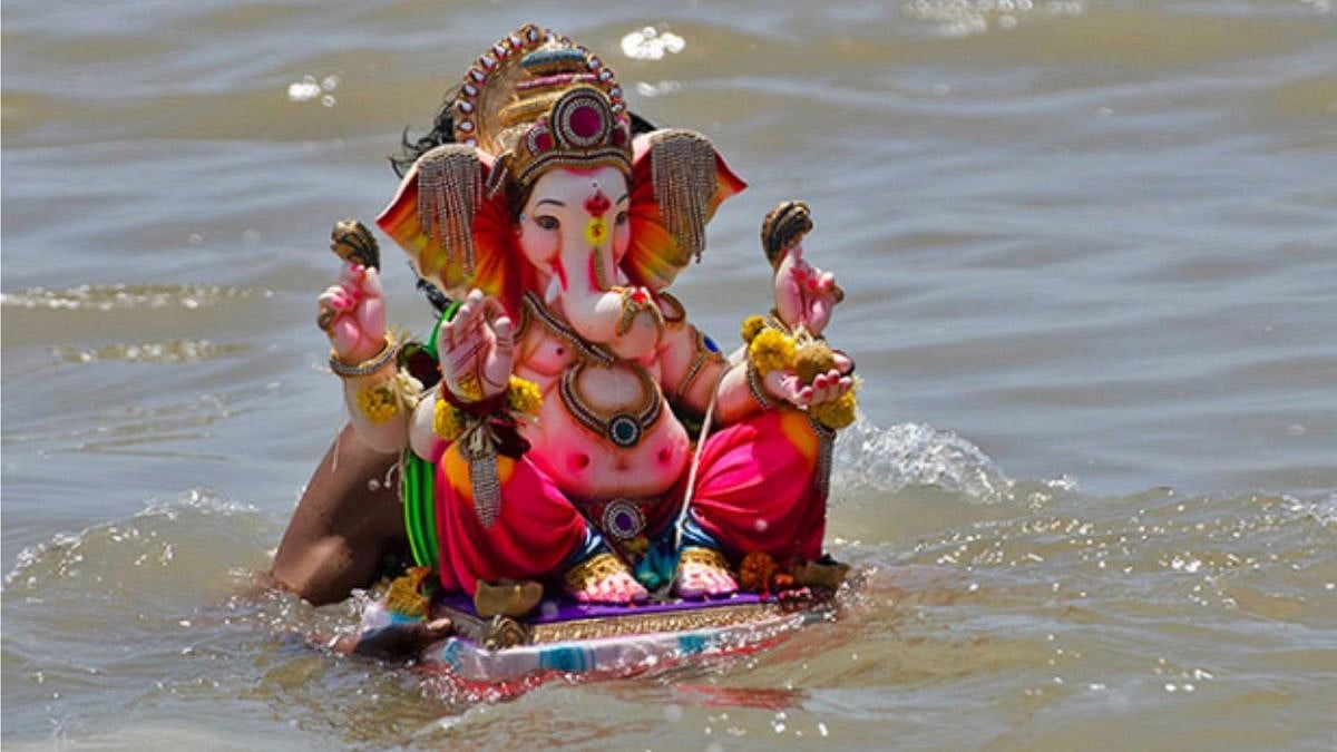 Ganpati Visarjan : गणपती बाप्पाचे विसर्जन का करतात? त्यामागची कथा जाणून ...