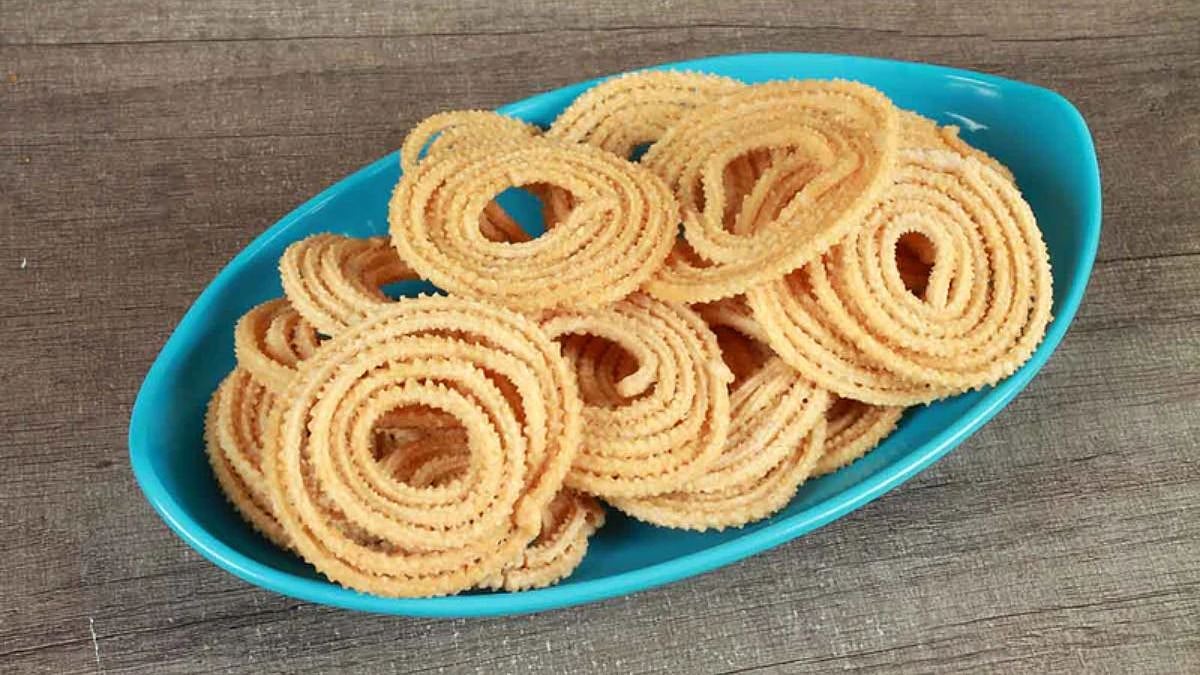 Butter Chakli Recipe : रेशनच्या तांदळापासून बनवा बटर चकली, महिनाभर ...