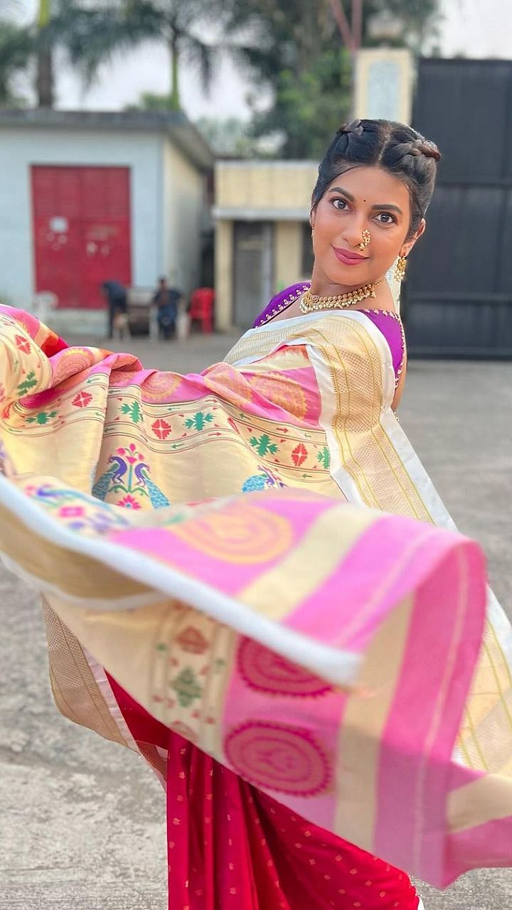 Dhanashri Kadgaonkar Saree Look: धनश्रीच्या दिलखेचक अदा; गुलाबी साडीत ...