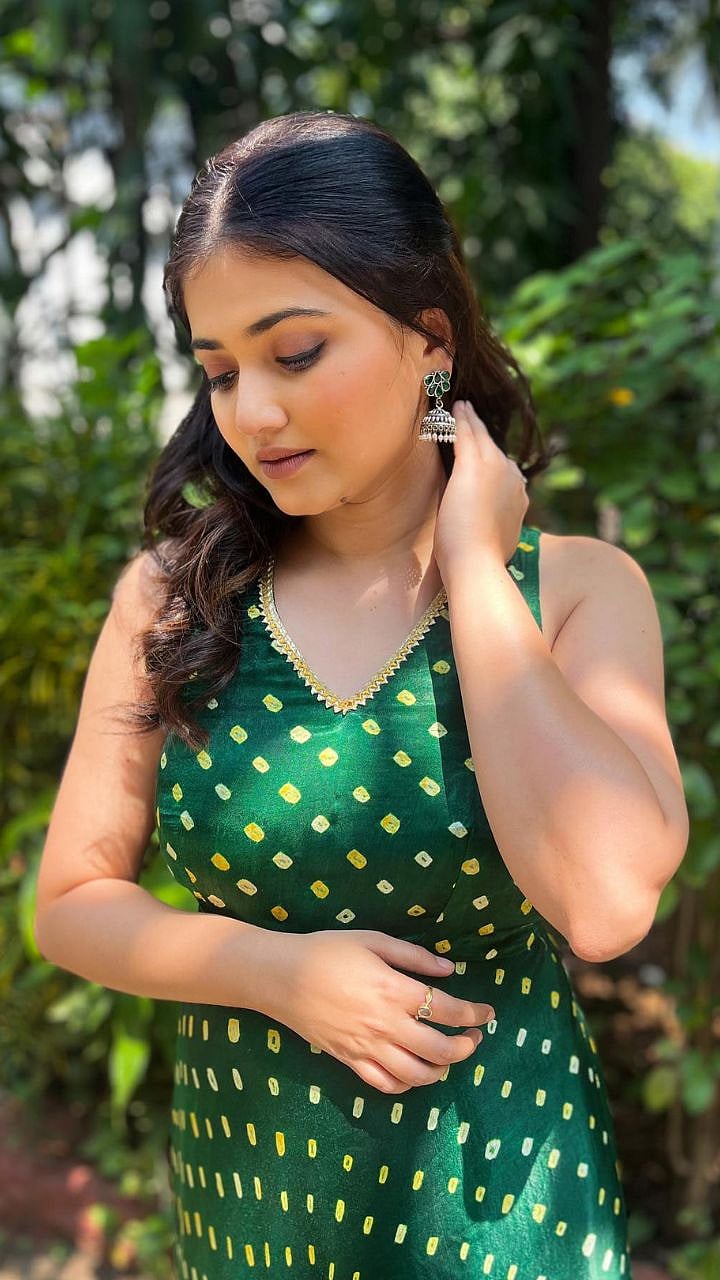 Dnyanada Ramtirthkar: कधी तू... हिरव्या चाफ्याच्या पाकळ्यांत ...