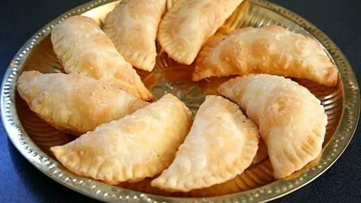 Karanji Recipe: खमंग आणि खुसखुशीत करंजी; पाहा रेसिपी | Diwali Faral ...