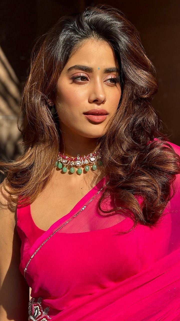 Janhavi Kapoor: तू हसता उमटे गालावर गुलाबाची कळी | janhvi kapoor latest ...