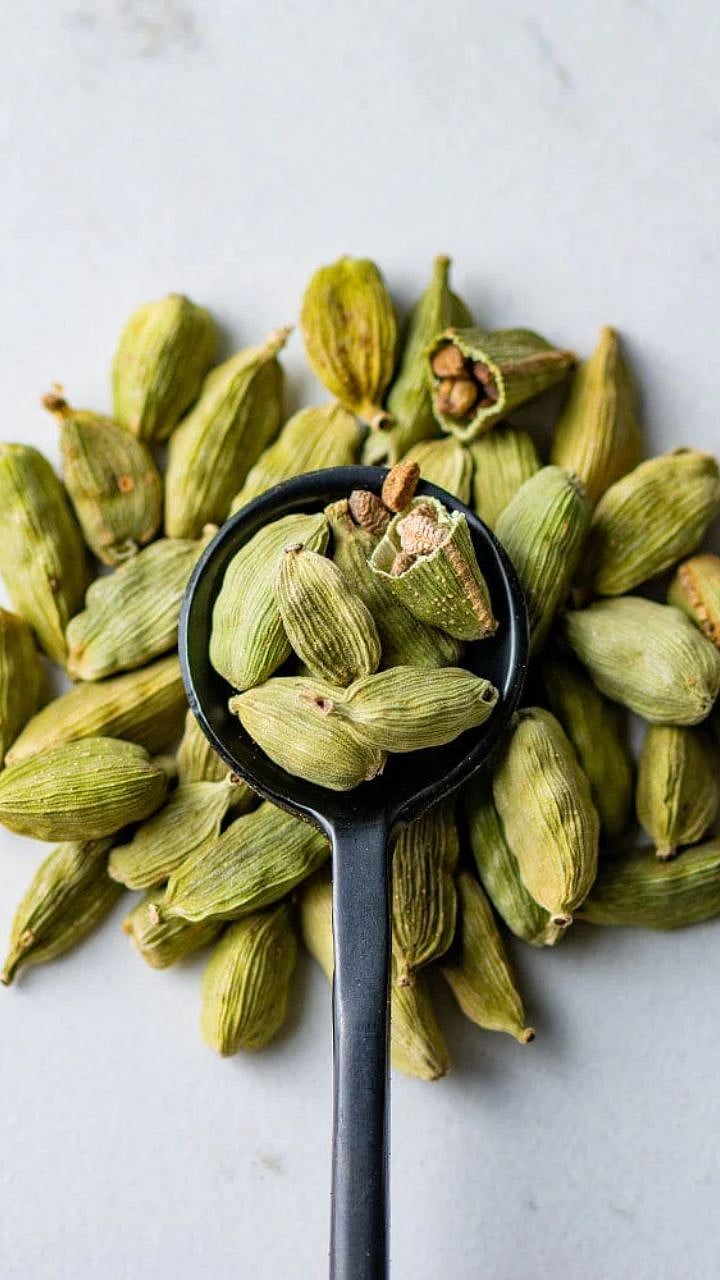 Benefits Of Drinking Cardamom Water | मसाल्यात वापरली जाणारी वेलची ...