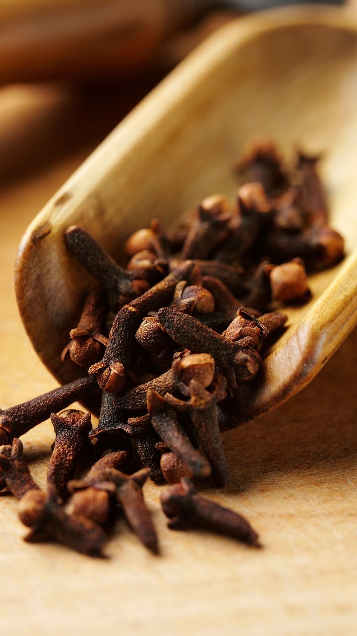 Cloves Benefits: दररोज रिकाम्या पोटी खा लवंग, आरोग्यासाठी ठरेल फायदेशीर ...