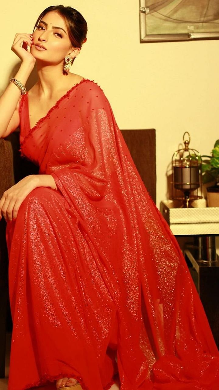 Palak Tiwari: पलकच्या सौंदर्याची झलक; लाल साडीमध्ये दिसतेय कडक! | Bollywood Actress Palak Tiwari ...
