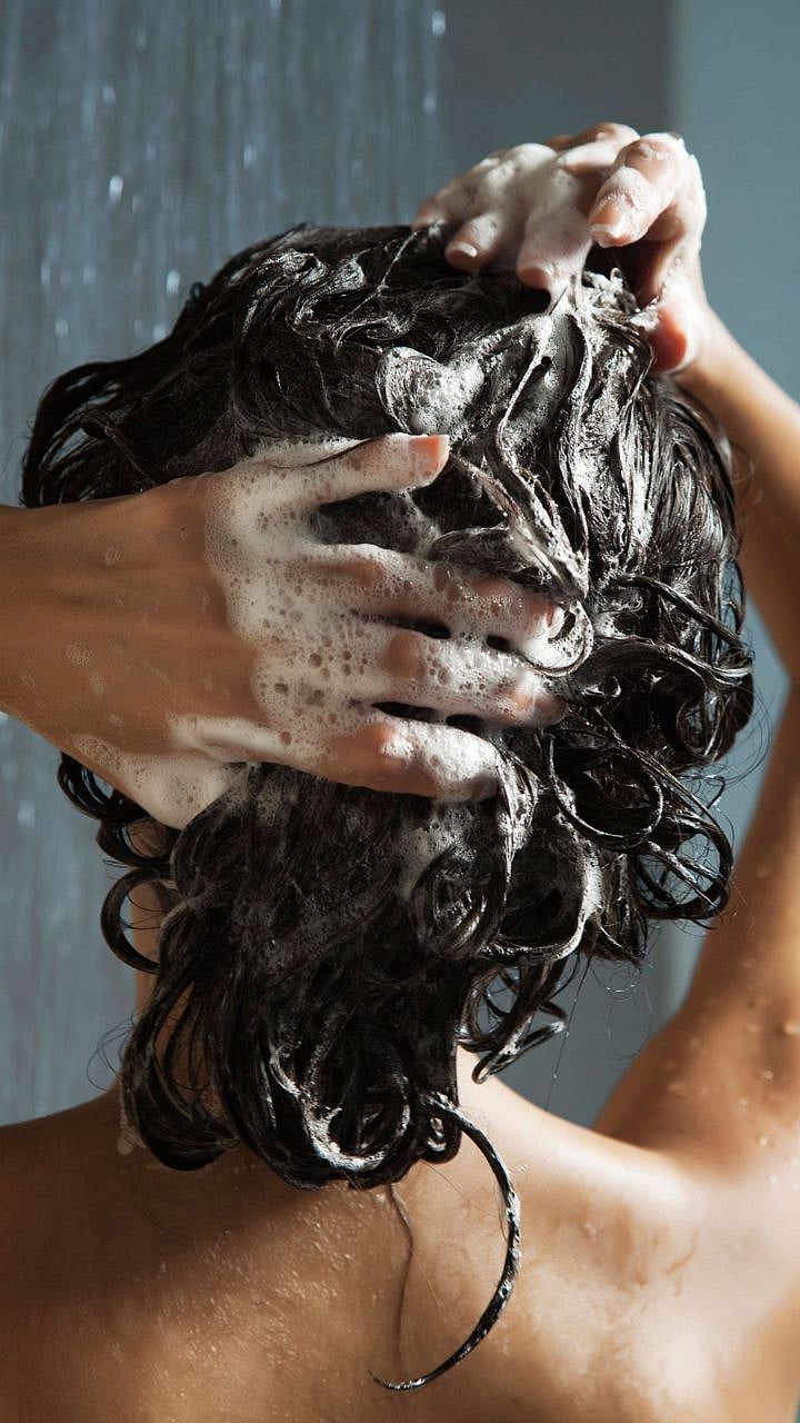 चुकीच्या पद्धतीने Hair Wash केल्याने वाढतो कोरडेपणा? कशी घ्याल काळजी ...