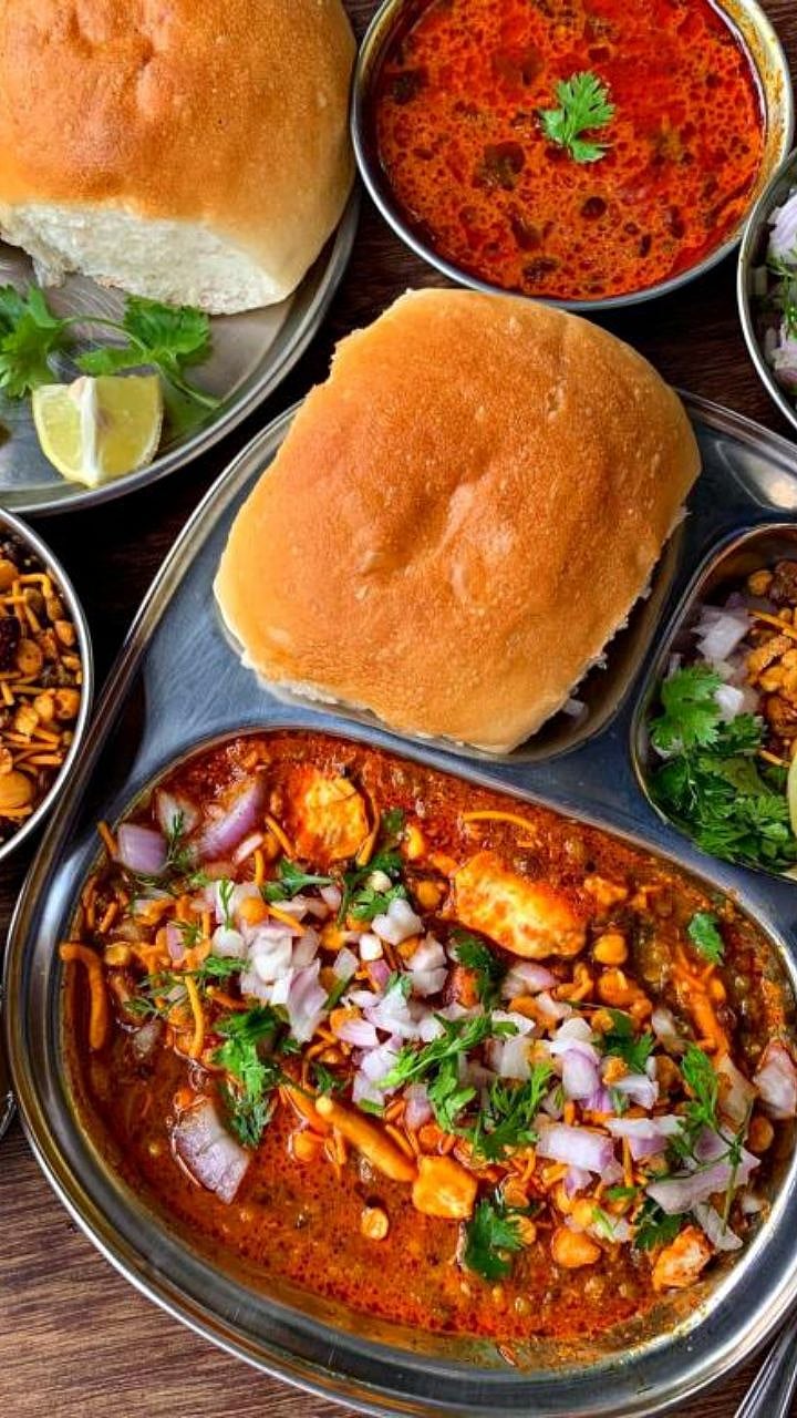 Misal Pav Recipe: घरच्या घरी बनवा पुणेरी स्टाईल झणझणीत मिसळ ...