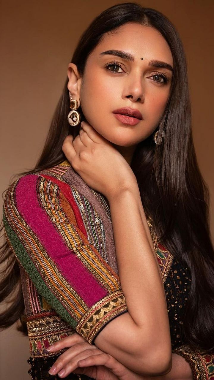 Aditi Rao: अदितीच्या खास अदा, साडीतील लूकने वेधले लक्ष | Bollywood ...