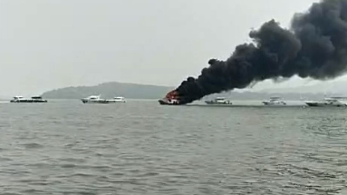 Mandwa Speed Boat Fire in Marathi: भरसमुद्रात खासगी स्पीड बोटीला अचानक ...