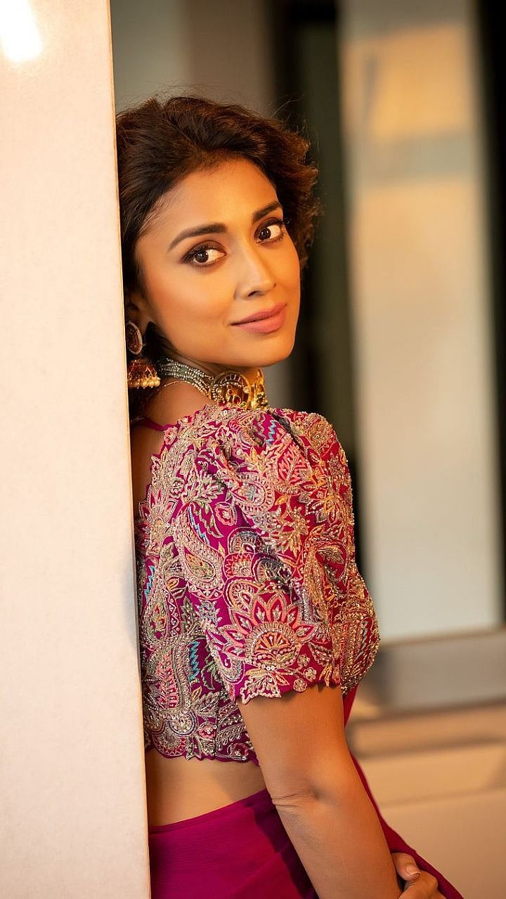 Shriya Saran: बोलके डोळे, घायाळ अदा; श्रियाच्या सौंदर्यापुढे सारेच फिके ...