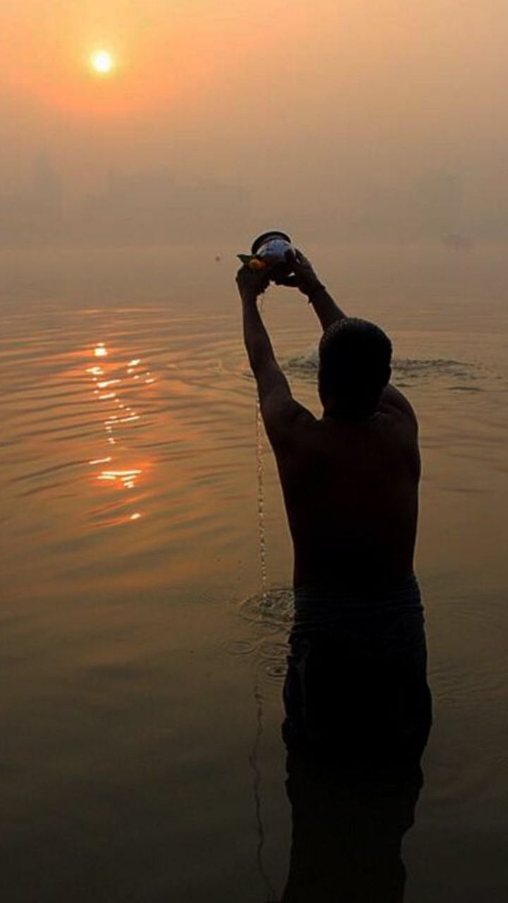 Offering Water To Sun: सुर्यदेवाला जल अर्पण करण्याची ही पद्धत माहितीये का?