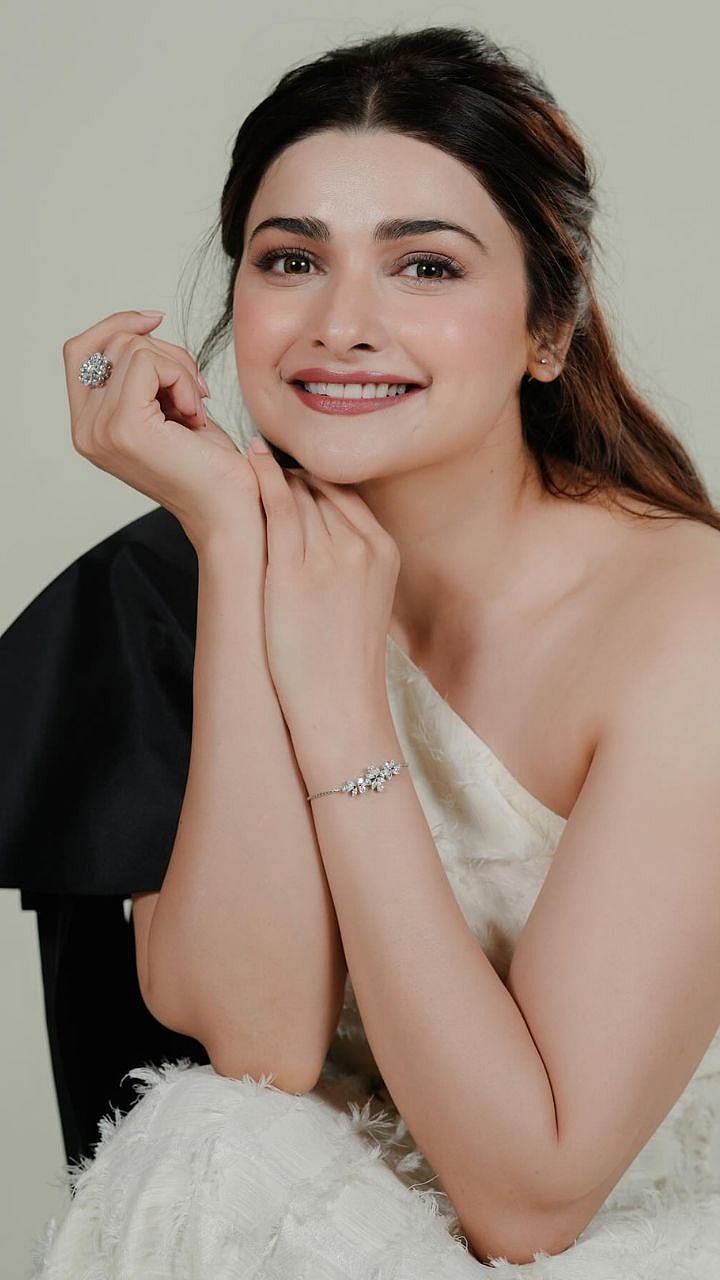 Prachi Desai | रूप सुहाना लगता है, चांद दीवाना लगता है - fame bollywood ...