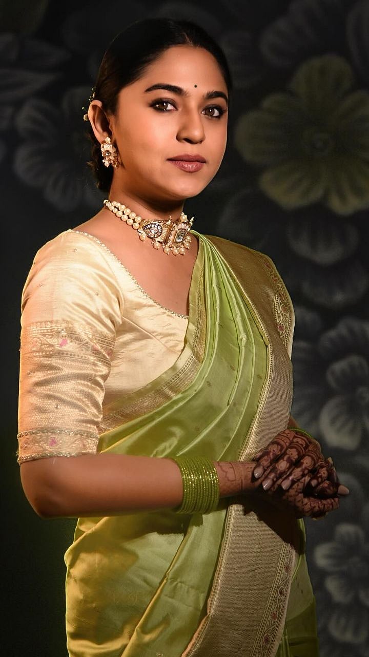 Mrunmayee Deshpande: तू रोखली अशी नजर, प्रेमाचा उठला कहर... |marathi ...