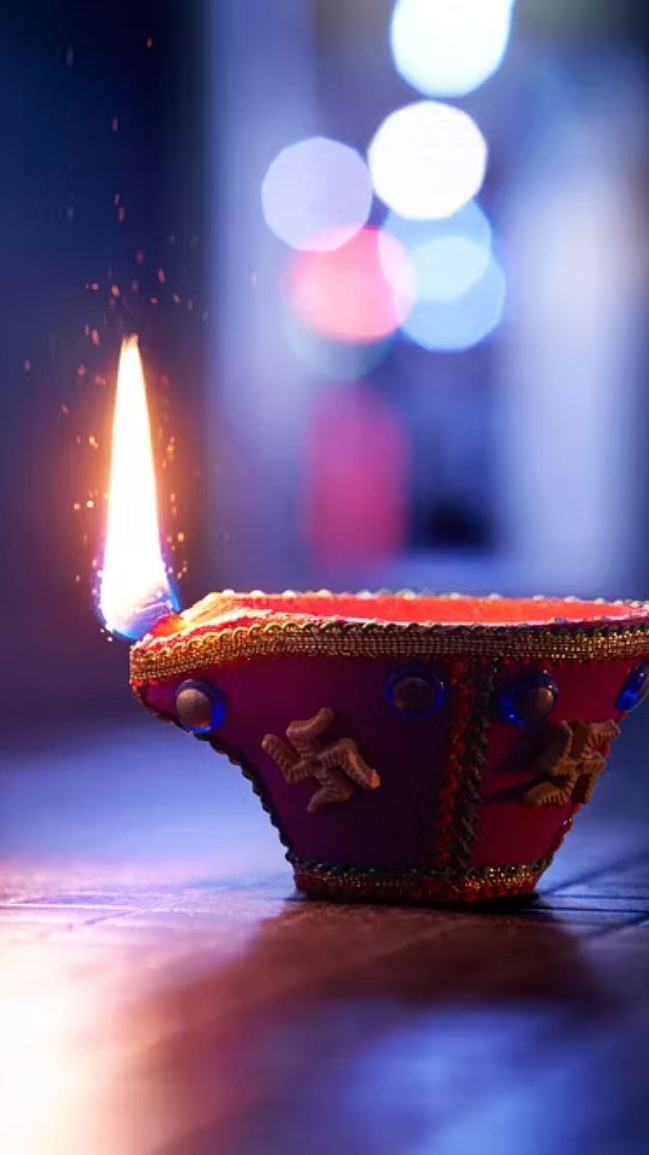Diya Remedies: संध्याकाळी घराच्या दाराजवळ दिवा लावण्याचे'हे' आहेत फायदे ...