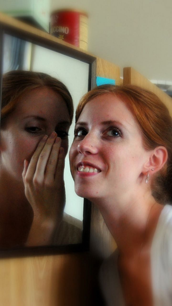 Self Talk | तुम्हालाही आहे एकटे बोलण्याची सवय, असू शकतो 'हा' गंभीर आजार ...