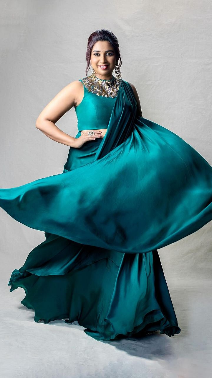 Shreya Ghoshal | तुझ्या मधुर आवाजाप्रमाणे तुझं रूप गं नक्षत्रावाणी ...