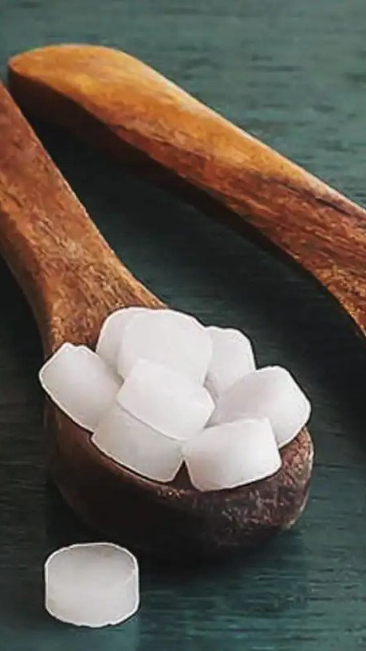 Camphor Benefits: घरात कापूर पाणी शिंपडल्याने होतात अनेक फायदे!|There ...