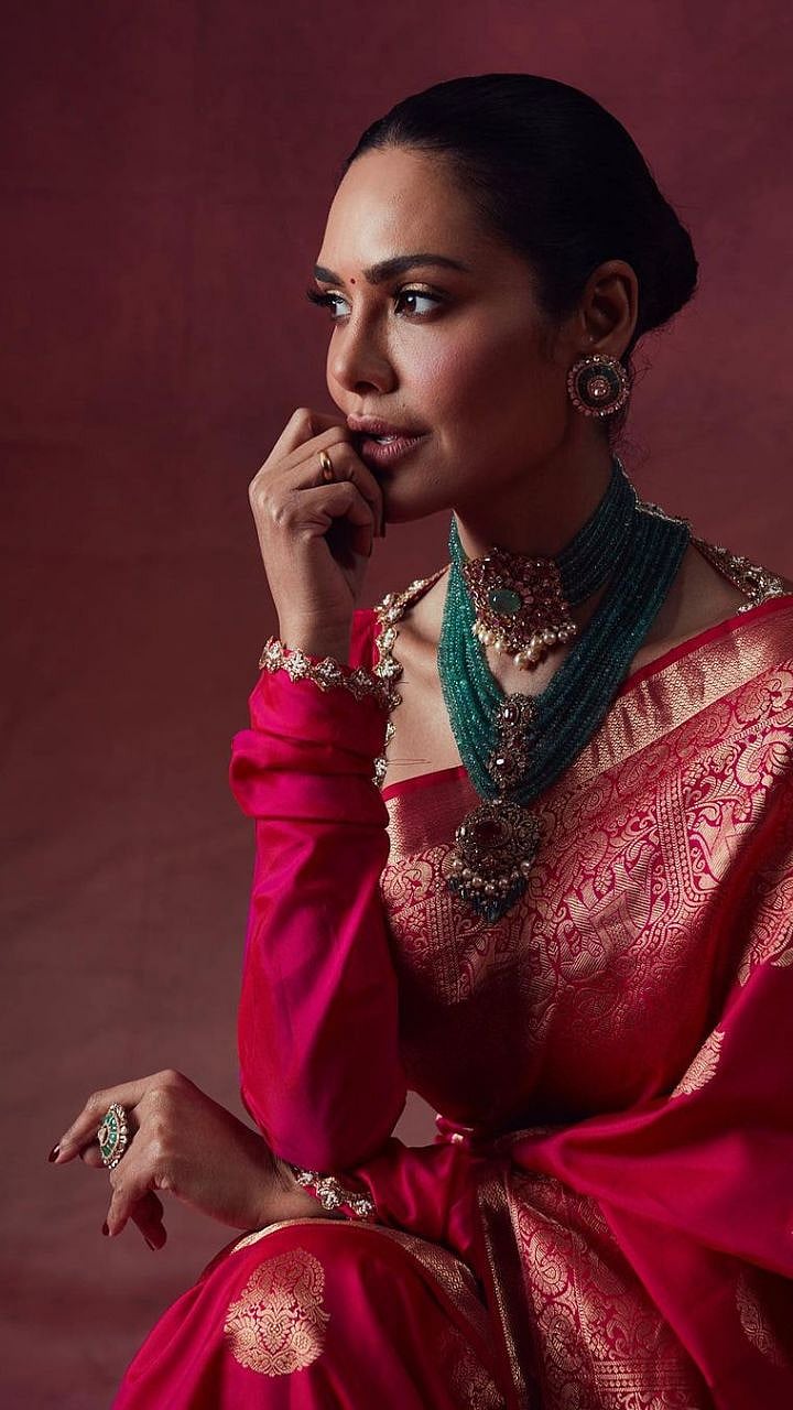 Esha Gupta: ईशाचा शाही साज; सोज्वळ सौंदर्यावर भाळले चाहते!| Bollywood ...