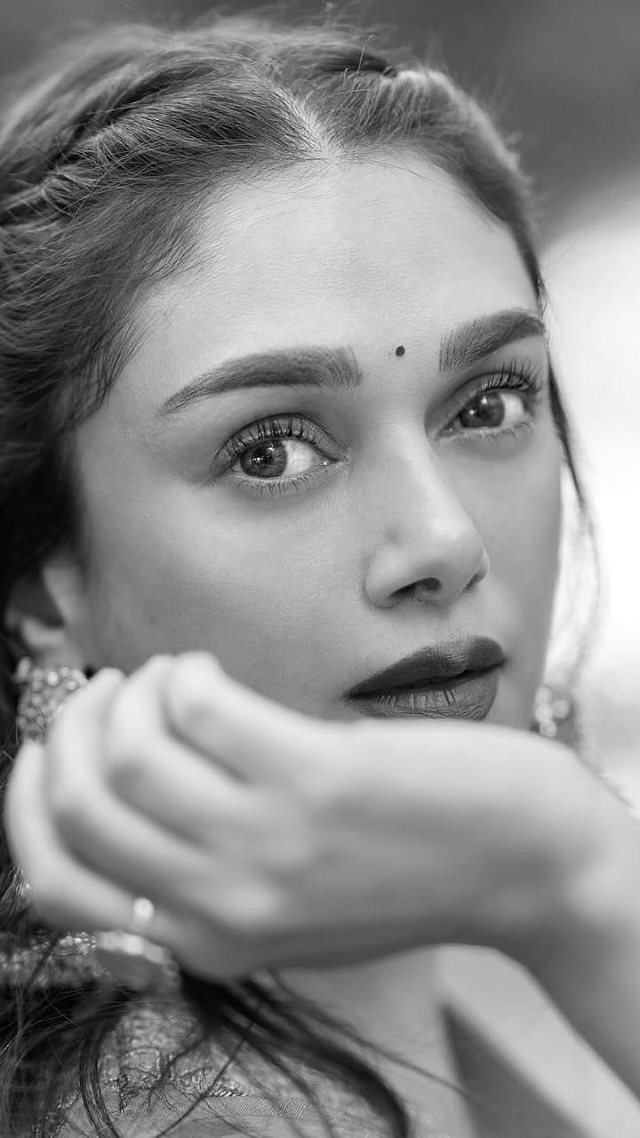 Aditi Rao | कृष्णधवल फोटोंमध्ये आदितीचं सौंदर्य लाखपटीने उजळलं ...