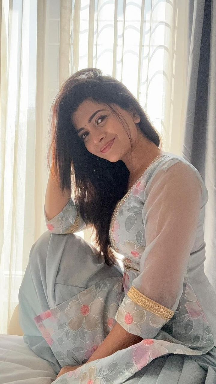 Ruchira Jadhav: तुझ्या सौंदर्यापुढे सारेच फिके; रुचिराच्या निरागस अदा ...