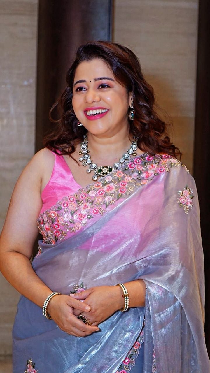 Anita Date | राधिकाच्या स्टायलिश अंदाजाने वेधलं लक्ष; पाहा Photos ...