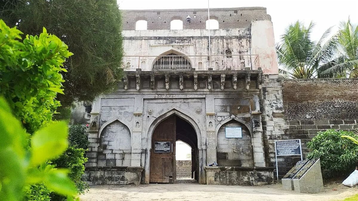 Sindkhed Raja : राजवाडा, २२ तलाव, बारव...असं आहे छत्रपती शिवाजी ...