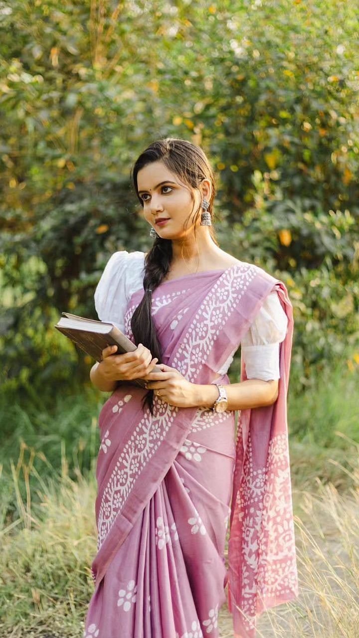 Prathamesh Parab च्या खऱ्या आयुष्यातल्या 'प्राजू'चा सोज्वळ लूक ...