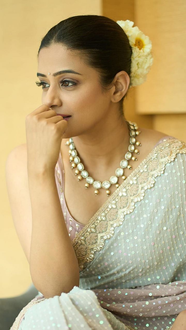 Priya Mani Raj: प्रियाच्या सौंदर्याचा ग्लॅमरस प्रकाश; हटके फोटो ...