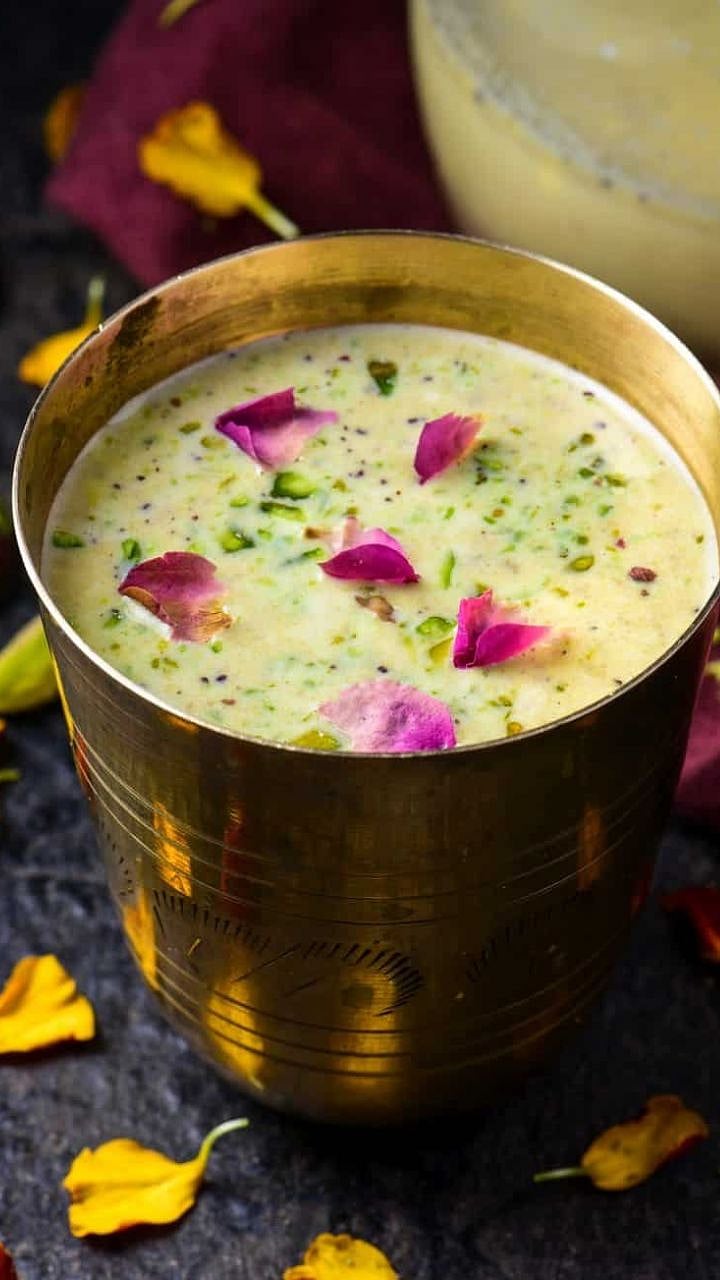 Bhang Thandai Recipe : रंगपंचमीला घरीच तयार करा भांग, पाहा रेसिपी| holi ...