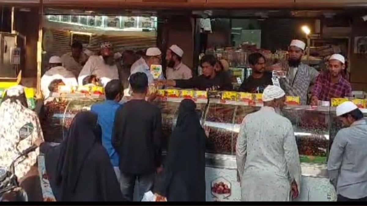 Ramadan 2024 News: मालेगाव, बीडमध्ये विदेशी खजूर खरेदीसाठी मुस्लिम ...