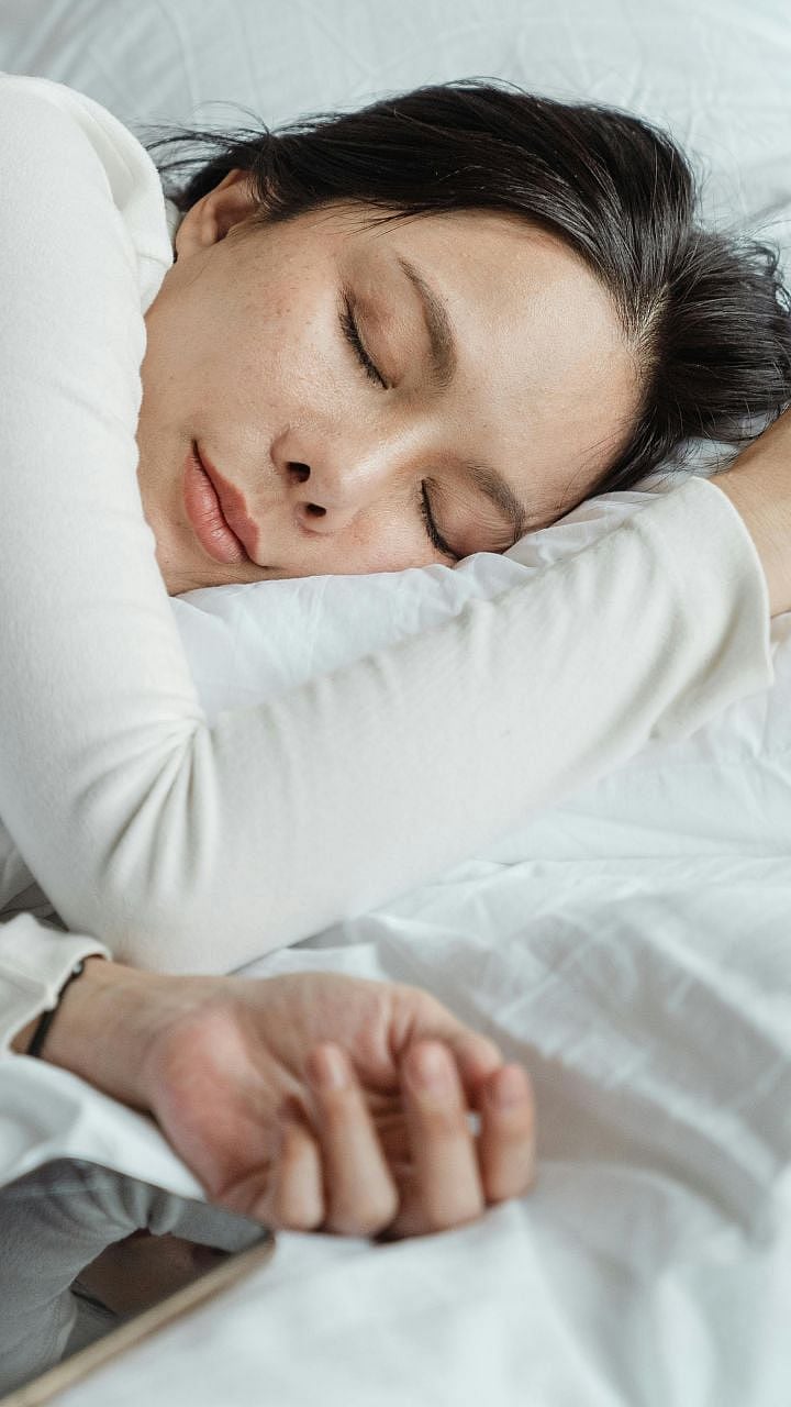 तुम्ही देखील झोपेच्या गोळ्या खाताय? होऊ शकतो शरीरावर दुष्परिणाम|side ...