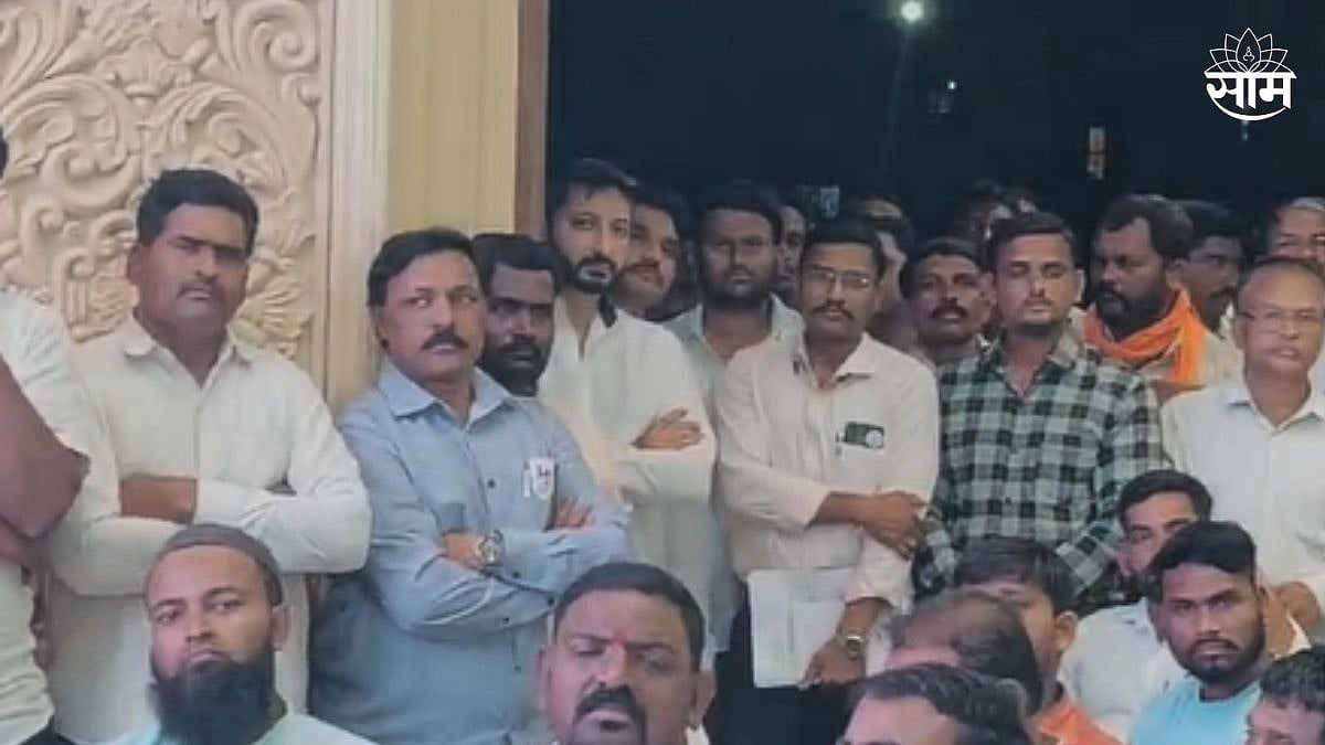 Jay Pawar: अजित पवार मंचावर, जय पवार सभागृहाच्या दारावर ...